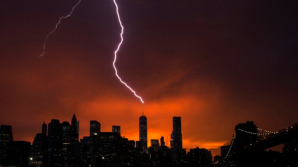 Lightning strikes One World Trade Center - ITV News Lightning strikes One World Trade Center - ITV News