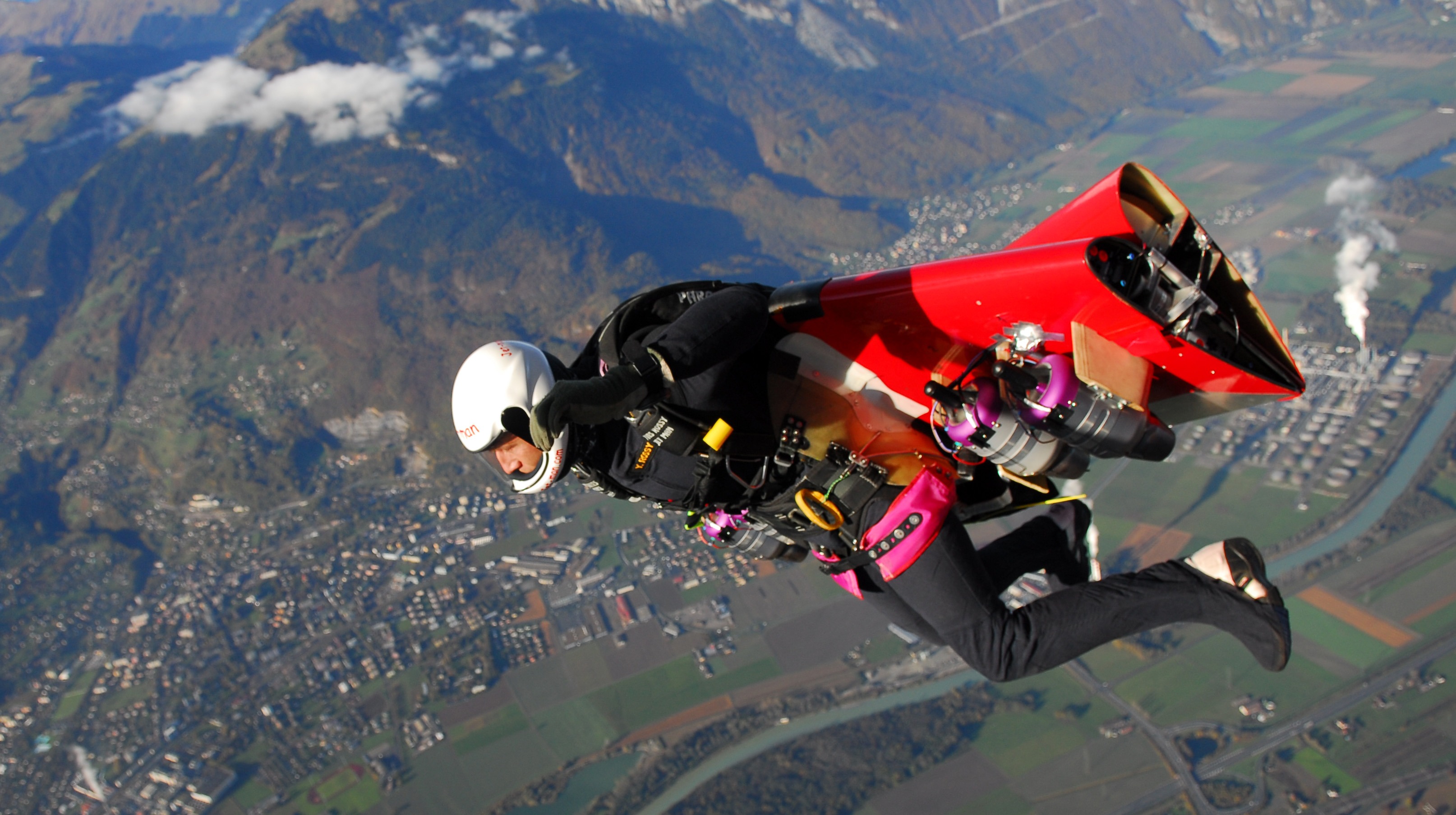 Video shows 'Jetman' Yves Rossy in daring flight alongside Airbus A380 - ITV News